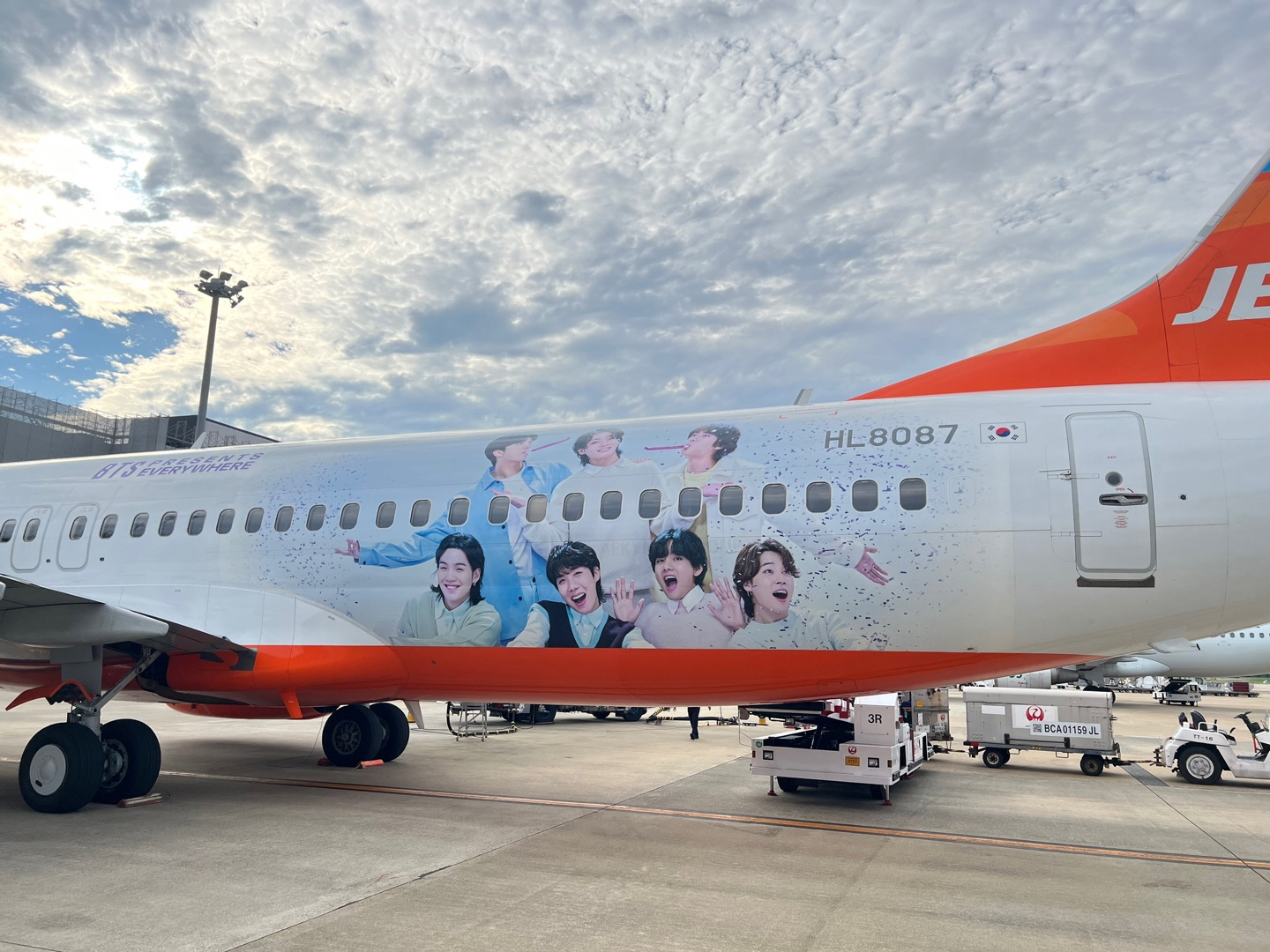 BTSメンバー7人の家族写真が描かれた「10周年記念飛行機」がフライト決定！！運航日・チケット | BTS 防弾少年団 【まとめ情報サイト】